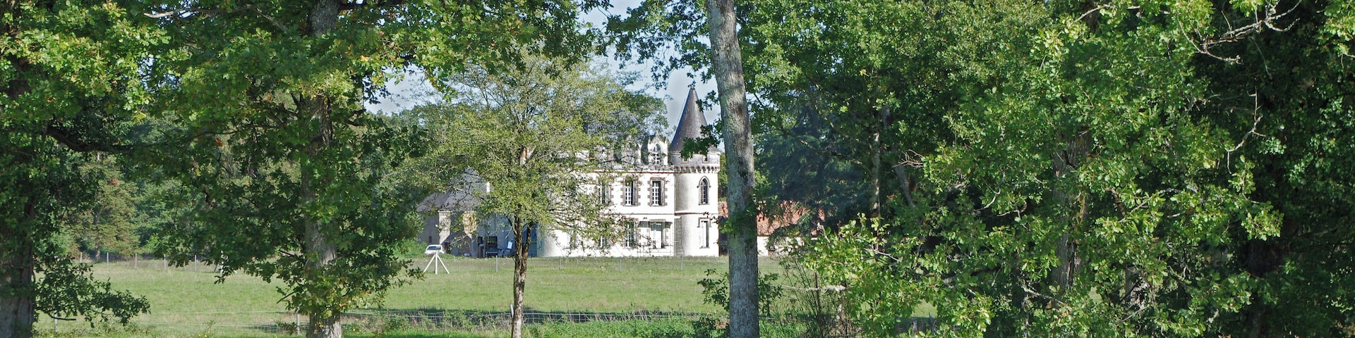 Autrèche (Indre-et-Loire) Château privé des Hayes. Le château fut aménagé par l'architecte Gustave Guérin* au 19e siècle. Guérin (1814-1881) fut élève à l'école des Beaux-Arts de 1830 à 1833. En 1836, il fut choisi par la ville de Tours comme architecte municipal et désigné l'année suivante comme architecte de la préfecture, des bâtiments diocésains et édifices départementaux. Le 20 décembre 1848, il fut confirmé dans ses fonctions d'architecte diocésain de Tours. Il conserva ce poste jusqu'en 1880. En 1874, l'archevêque de Tours intervenait pour lui faire obtenir la légion d'honneur. Guérin a aménagé le château des Hayes à Autrèche, le château de Beauvais à Azay-sur-Cher et construit le prieuré de Saint-Venant à Luynes et le château de Bel-Air à Fondettes. Il a construit plusieurs une vingtaine d'églises dans la région. Il a restaurés, la cathédrale de Tours, et beaucoup d'églises.