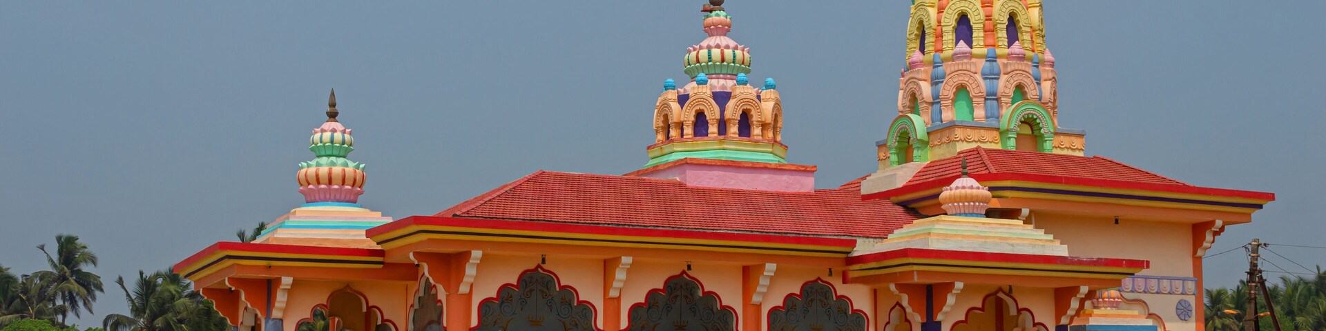 Um templo colorido com várias cúpulas e detalhes arquitetônicos elaborados.