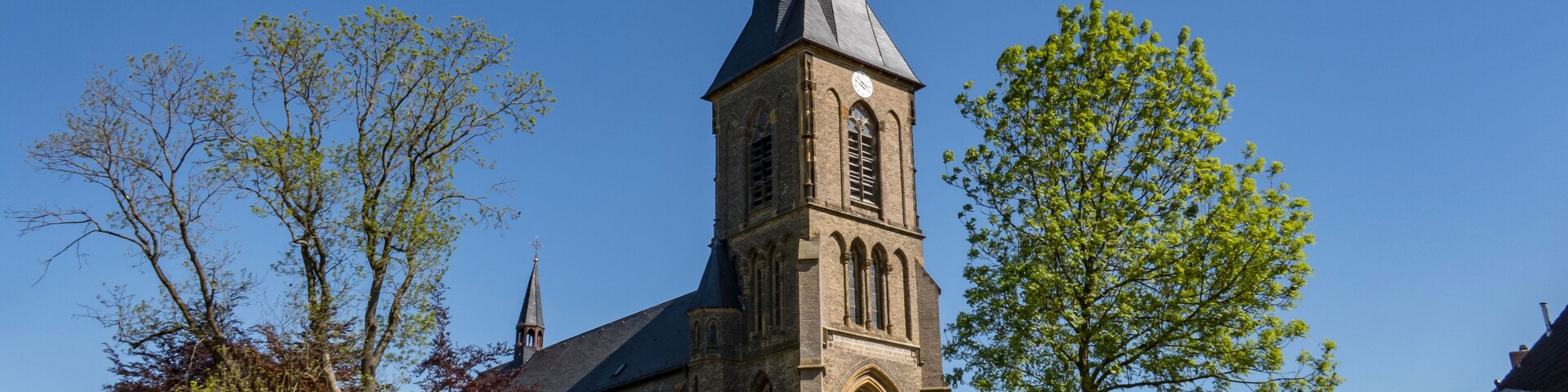 Uma igreja com uma torre alta e um campanário.