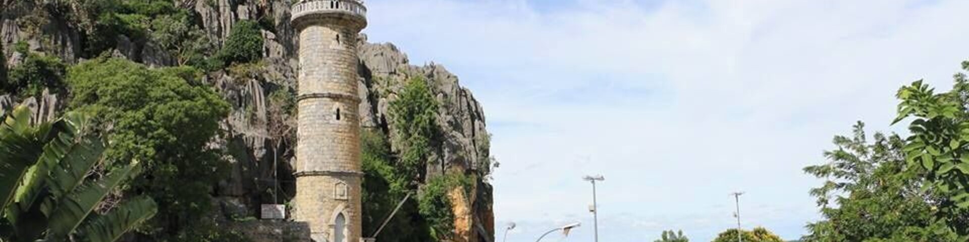 O Santuário do Bom Jesus da Lapa e de Nossa Senhora da Soledade fica localizado no município de Bom Jesus da Lapa na região oeste do estado da Bahia, Brasil, situado a 850 quilômetros de sua capital, Salvador. Recebe milhares de romeiros e romeiras durante anos, ficando como a terceira maior romaria do Brasil.
História do português Pe. Francisco da Soledade (Fundador do Santuário do Bom Jesus da Lapa - Bahia - Brasil) *1657 - +1722
Francisco de Mendonça Mar encontrou a Gruta, que viria a ser o Santuário do Bom Jesus da Lapa, em 1691. Com vinte e poucos anos de idade, em 1679, chegou a Salvador, na Bahia, Brasil e tinha a profissão de pintor e ourives. Ao prestar um trabalho ao Governo Geral da Bahia, pintando o palácio, não recebeu o valor da sua mão de obra onde o levou a procurar o governador para fazer sua reclamação. Ao protestar, foi de forma injusta preso por quase dois anos e com ele seus escravos. Neste momento de abandono a providência de Deus o levou a reflexão de sua história pessoal, mudando de vida naquela ocasião e deixando o ódio em seu coração para trás. Francisco sai da prisão não mais o mesmo, se torna um novo homem. Distribuiu seus bens, fez-se pobre, deu a liberdade seus escravos e acompanhado de uma imagem do Cristo Crucificado e uma pequena estampa de N. Sª. das Dores, enveredou-se pelo sertão adentro para viver uma vida de ermitão em terras brasileiras buscando Deus na Solidão.
Depois de vários meses de caminhada avistou um morro e penetrou numa gruta, onde depositou a cruz que trazia e, ao lado, a estampa da Virgem Maria para viver uma vida de penitência, oração, ajuda aos mais necessitados, evangelizando os índios e escravos fugitivos. 
Correndo o boato de um homem penitente que vivia numa gruta a beira do Rio São Francisco, chegando a notícia aos representantes da Santa Igreja, no ano de 1703, a pedido do arcebispo de Salvador, Dom Sebastião Monteiro da Vide, viajou até a capital, a fim de prepara-se para o sacerdócio. Foi ordenado em 1706, com o nome de Padre Francisco da Soledade, título dado a Nossa Senhora que era sua companheira na solidão daquele lugar. Voltou para o Santuário como seu primeiro capelão, padre secular do hábito de São Pedro. Faleceu em 1722 e, no mesmo ano, foi publicado no livro “Santuário Mariano...” do Frei Agostinho de Santa Maria, em Lisboa, Portugal, a biografia do Monge escrito pelo arcebispo da Bahia, o mesmo que o ordenou sacerdote.