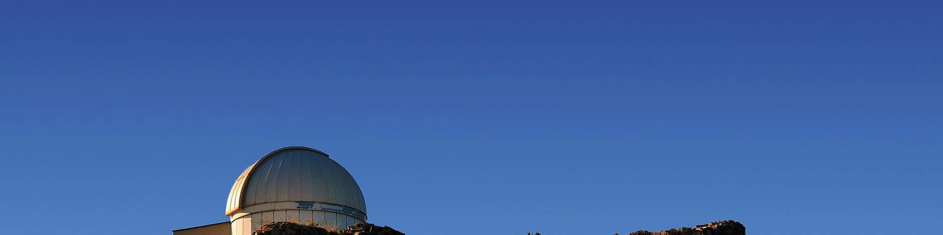 After the forest fire of July 1998 was a decision: if one suffers from trying to land, you must look at the sky. Now, attached to the ruins of the ancient castle of Montedono, a telescope of 400 mm. diameter, equipped and controlled automatically, allowing observation of the universe. The stars, nebulae and galaxies are easily observable. The refractor has sunscreen. The observatory dome with a diameter of 5 feet, was built in 2004 for public institutions to help agritourism in the area.