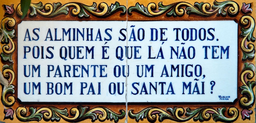 Um sinal decorativo com bordas elaboradas e texto em português.