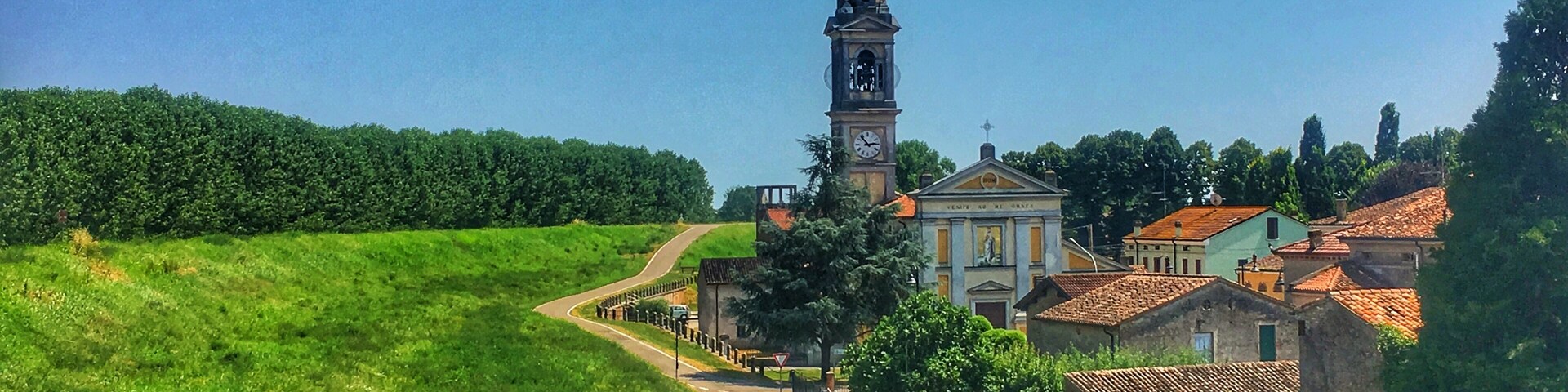 Along the cycling road on the right side of the river Po you can find some stunning villages