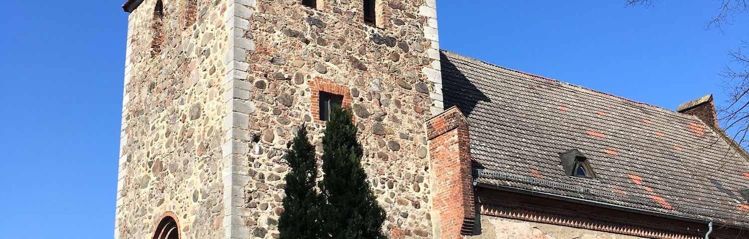 Die Dorfkirche in Buchholz ist eine Feldsteinkirche, die vermutlich in der Zeit um1300 entstand. Sie steht in Altlandsberg im Landkreis Märkisch-Oderland in Brandenburg. Im Innern befindet sich unter anderem ein Altaraufsatz aus dem Anfang des 18. Jahrhundert.