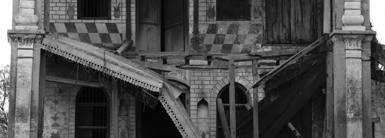 Pragpur is a historic town in India.  Still full of life, temples, markets and people but surrounded by crumbling mansions and large houses from a more prosperous time.
There are cobblestone streets, mud plastered walls and old water tanks.  Well worth a walk around.  Stay at nearby Judges Court Hotel.
More photos here: https://tinyurl.com/y9dt7rp9
#india #pragpur #ruins #heritage