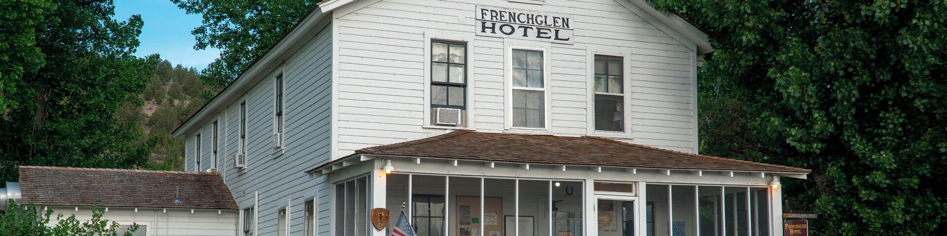 Um edifício branco com uma placa que diz 'Frenchglen Hotel'.