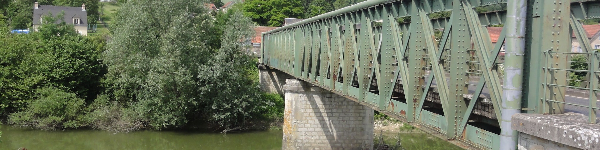 Chavonne (Aisne) vue du village et pont sur l'Aisne