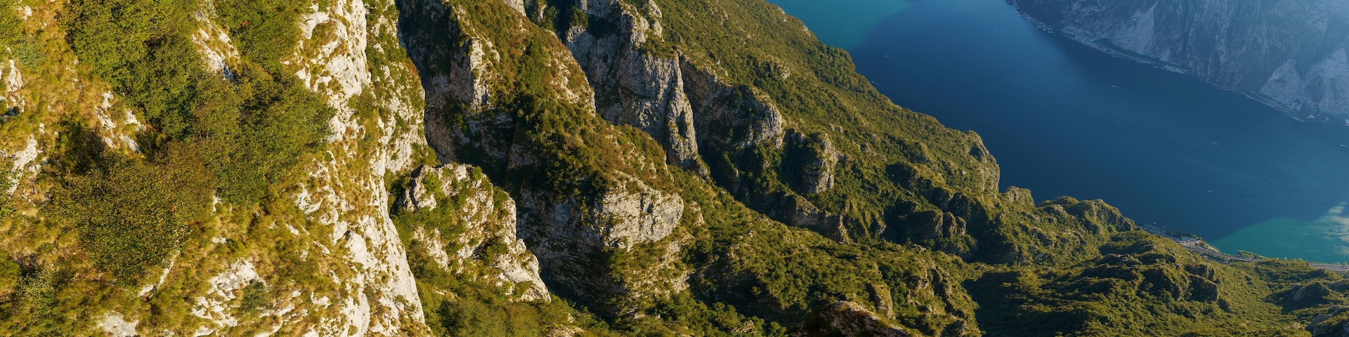 Paisagem montanhosa com penhascos íngremes e um corpo d'água.