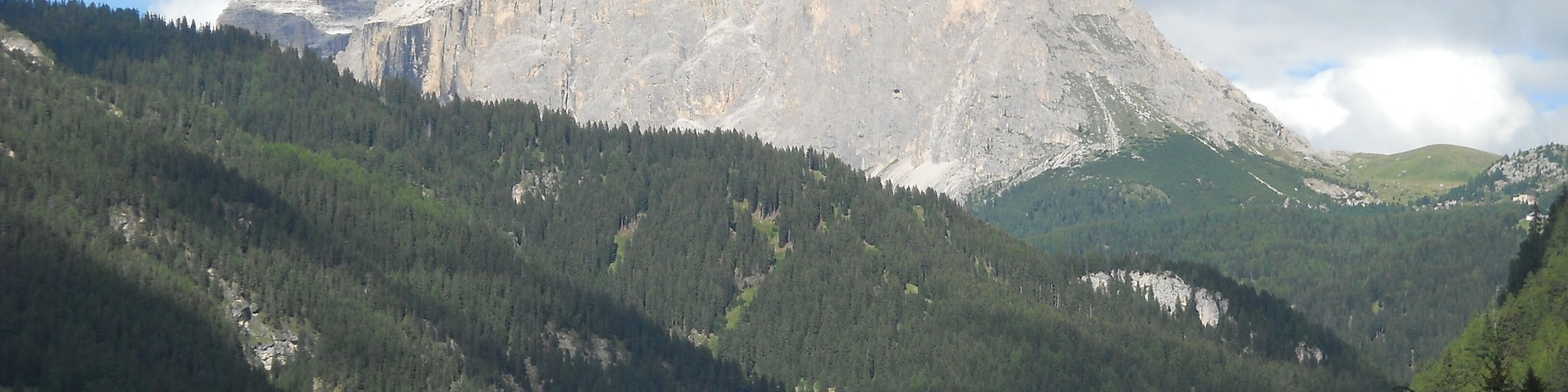 Gruppo del Pordoi visto dal comune di Mazzin, in val di Fassa