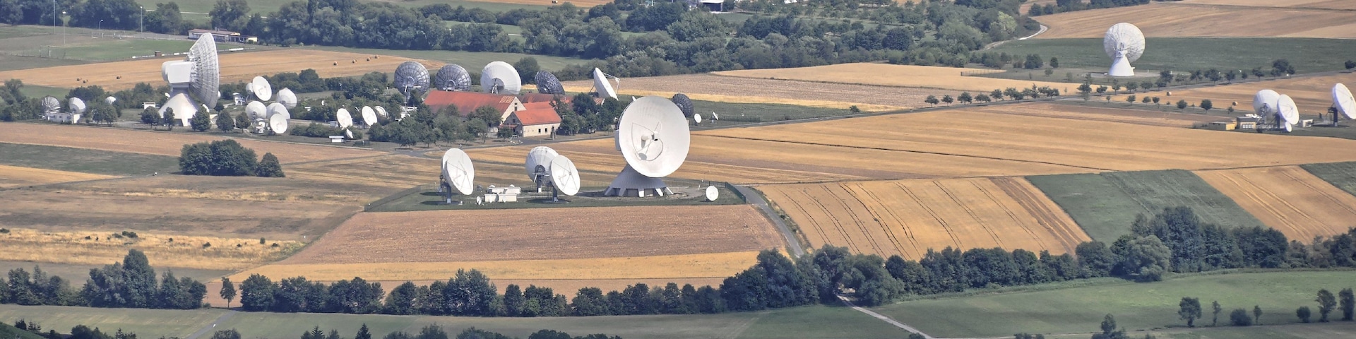 Bilder vom Flug Nordholz-Hammelburg 2015: Im Vordergrund der Ortsrand von Hammelburg. Dahinter die Antennen von Intelsat-Kommunikations ("Erdfunkstelle Fuchsstadt").