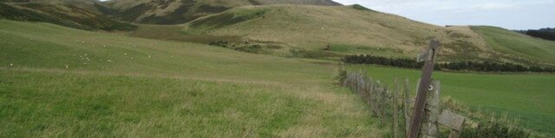 Farmland below Monks Rig. Compare with 184234, which shows the same field just over 3 years ago.