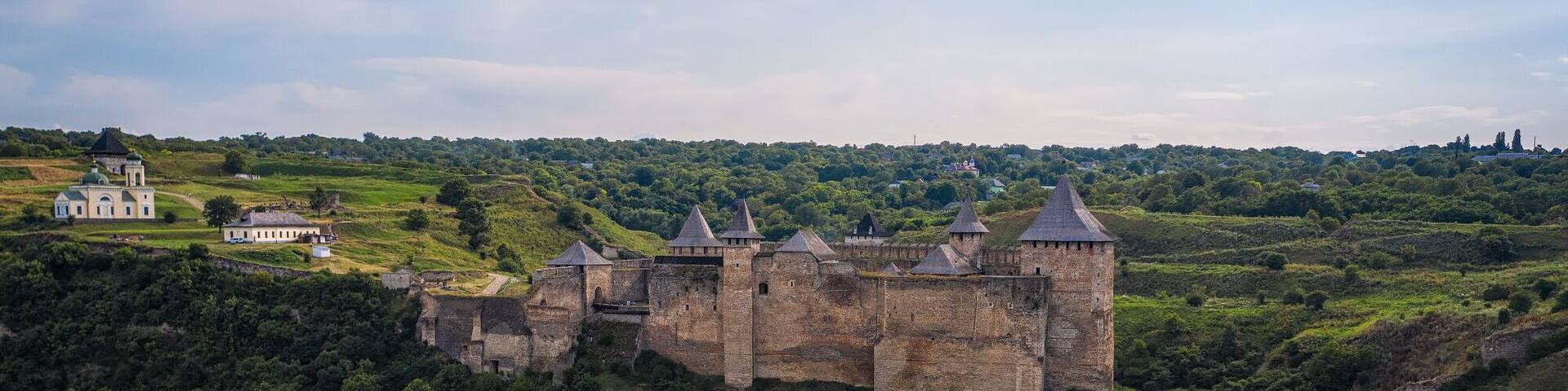 The name Khotin most likely comes from the word "want." This ancient fortress on important highways in a rich region, 20 km from Kamenetz-Podolsky, was a desirable object of many conquerors. One of the grandest battles of the late Middle Ages - the Khotyn War of 1621, in which the Ukrainian Cossacks and Polish troops inflicted a devastating defeat on the Turkish army, was a turning point in the history of Western Europe, marking the beginning of the collapse of the Ottoman Empire.