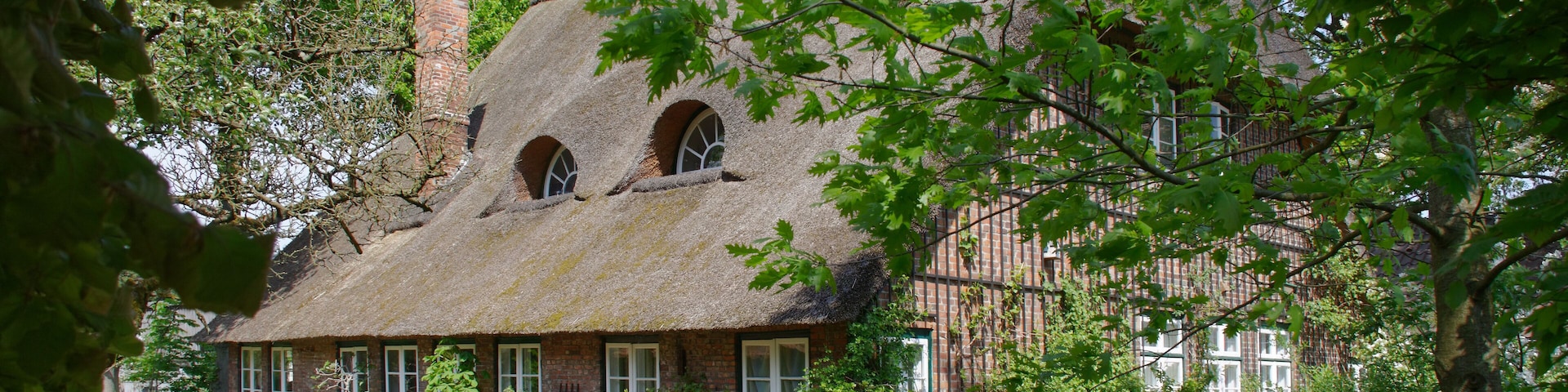 This is a photograph of an architectural monument. It is on the list of cultural monuments of Hamburg, no. 16967