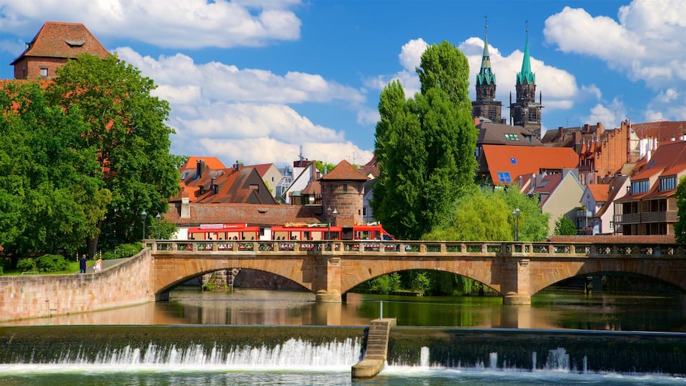 Nuremberg caracterizando elementos de patrimônio, um rio ou córrego e uma ponte