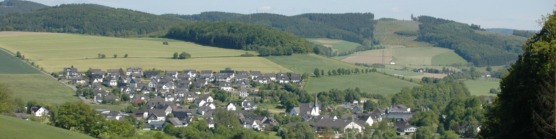 Schmallenberg-Dorlar (vorne St. Petri Kirche, Mitte St. Hubertus Kirche), Hochsauerlandkreis, Nordrhein-Westfalen