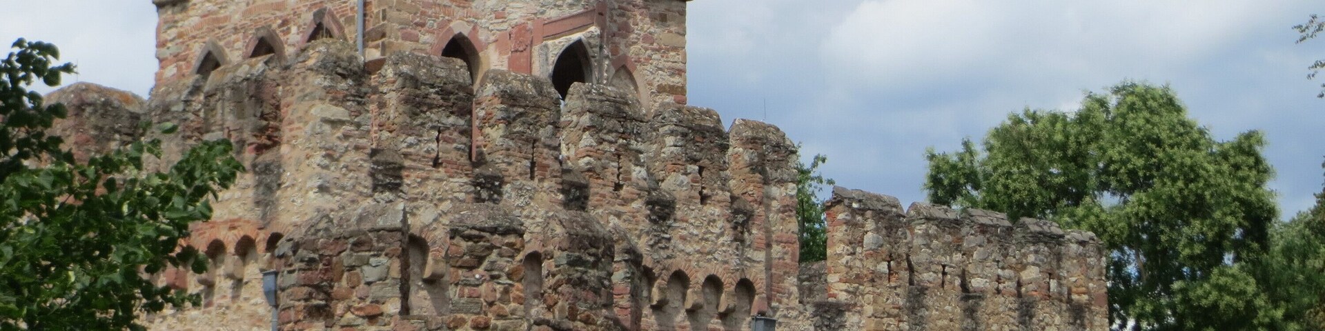 Moosburg im Schlosspark Biebrich, erbaut 1805-1806 als künstliche Ruine im neugotischen Stil über den Grundmauern einer mittelalterlichen Burg
