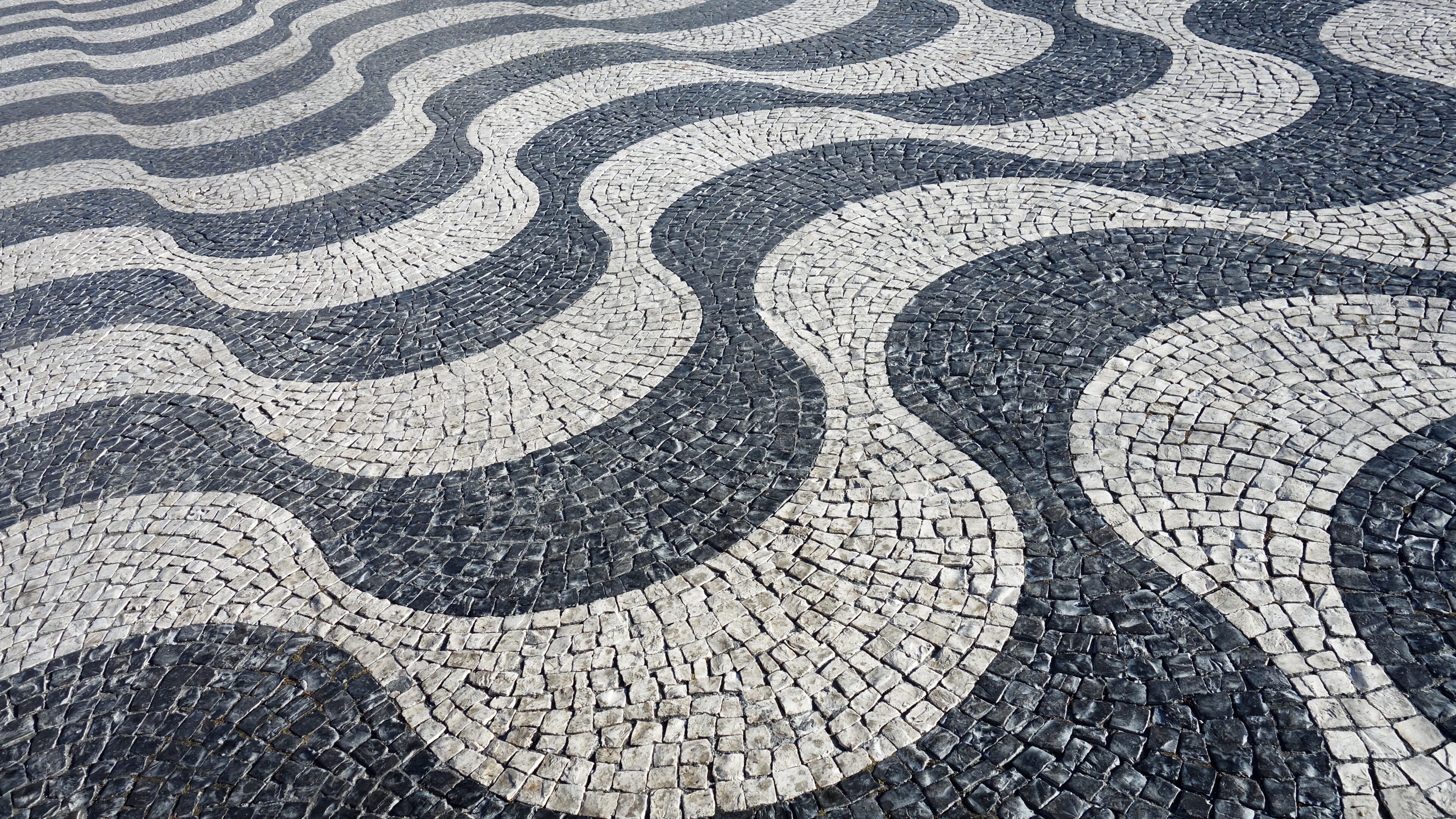 Pavimento com padrão de círculos concêntricos e linhas curvas.