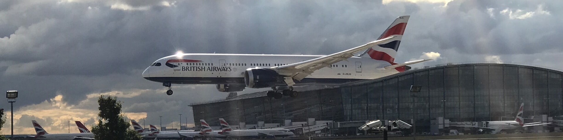 Great outdoor bar and perfect place to have a pint and watch a plane or 10 land or takeoff.