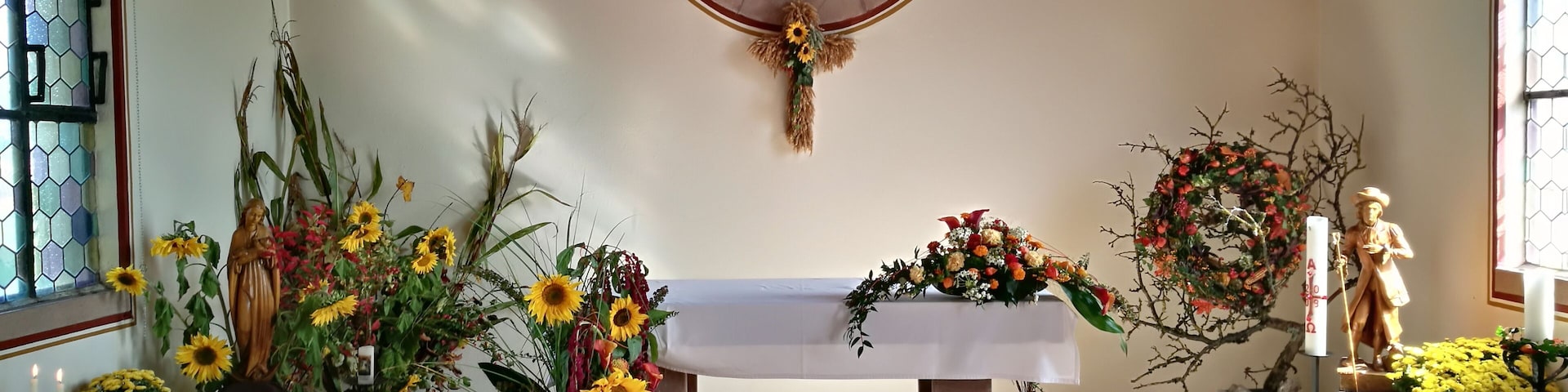 Deutschland (D) - Baden-Württemberg (BW) - Landkreis Konstanz (KN) - Mühlingen, Ortsteil Hecheln: St. Wendelin-Kapelle - Innenraum zum Erntedankfest 2017 geschmückt