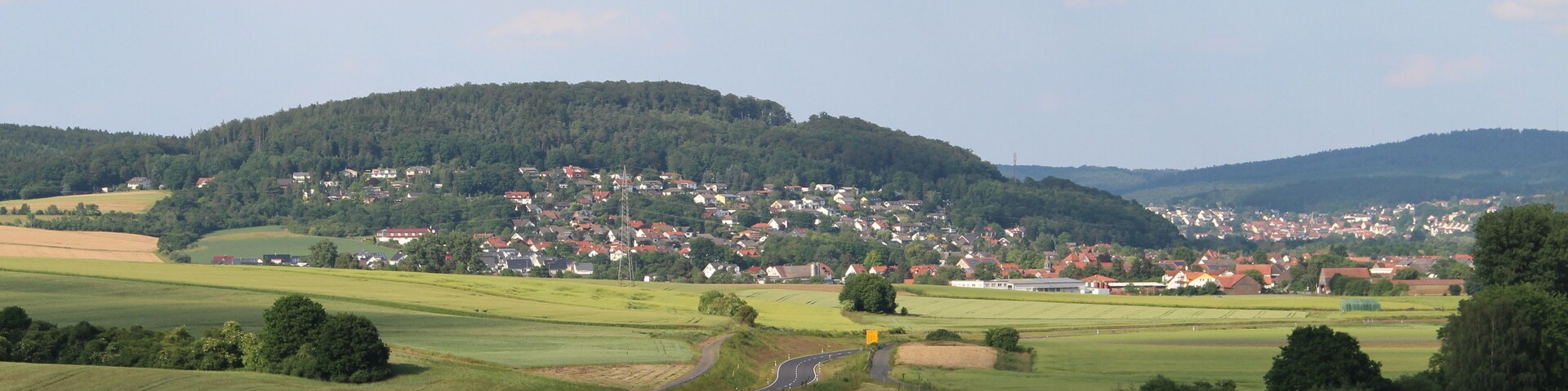 de:Niederweimar von Südwesten vom Nikolausberg westlich von de:Wenkbach. Rechts im Bildhintergrund de:Cappel (Marburg)