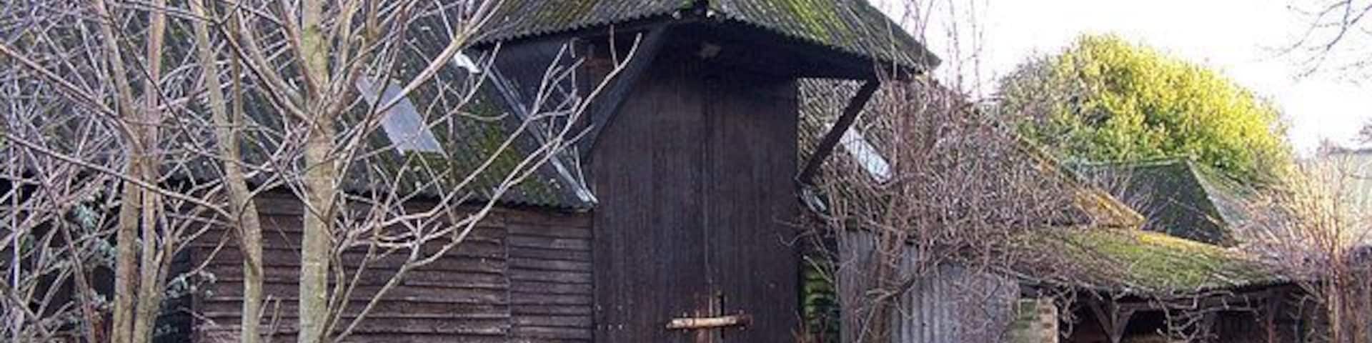 Barn at Chestnut Street Farm Looking pretty much disused, this is a substantial wooden barn with asbestos sheeting roof.