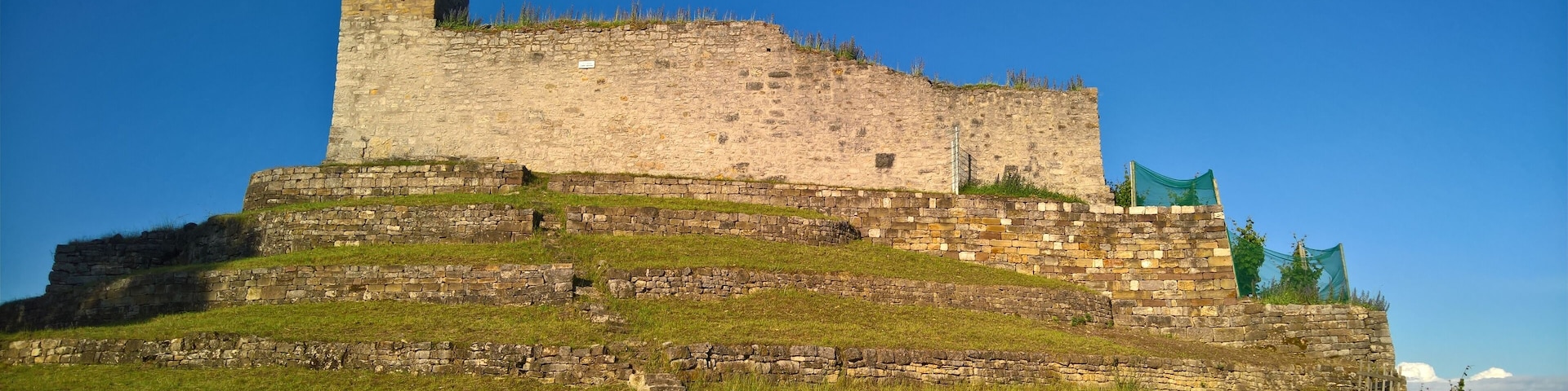 Burgruine in Hoheneck (Ludwigsburg) im Sommer