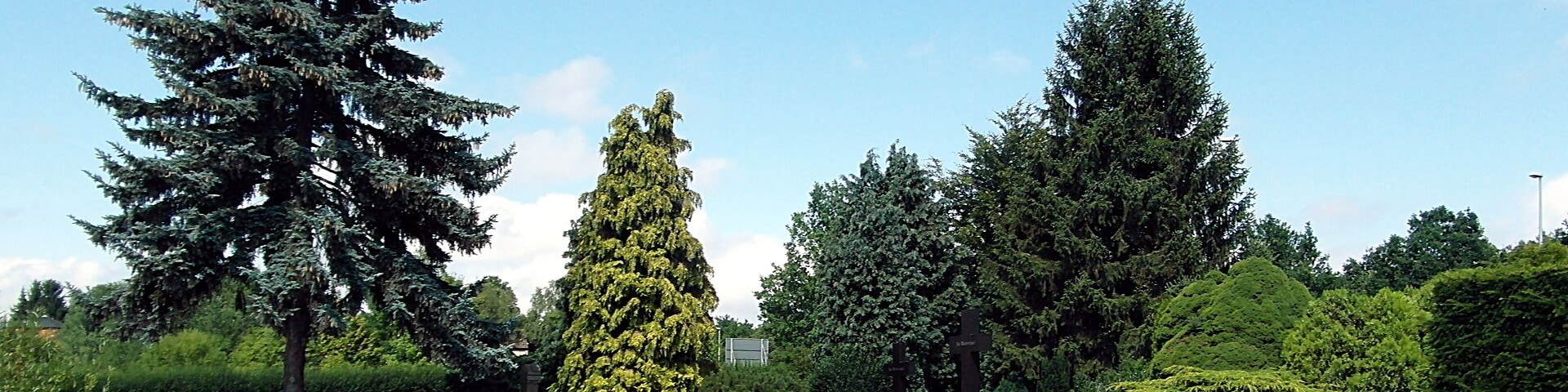 Gräber auf dem Stadtteilfriedhof Wettbergen „Oberes Bergfeld“ in Hannover.
