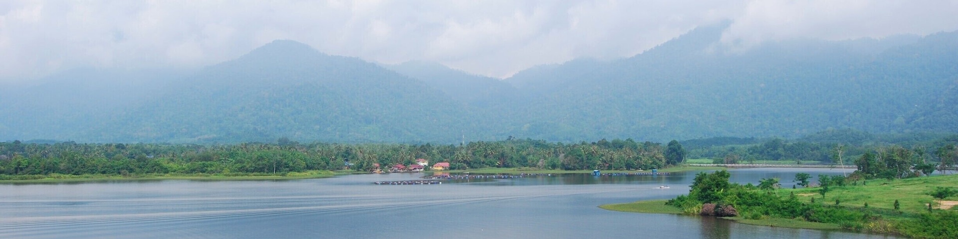This is the view of Chenderoh Lake, Malaysia from the bridge on 76. Absolutely stunning area of Lenggong Valley in the Perak state. We found this while searching for the UNESCO World Heritage sites in the area (which we never found). We wished we had a kayak so we could explore the lake and take a dip! #waterlust