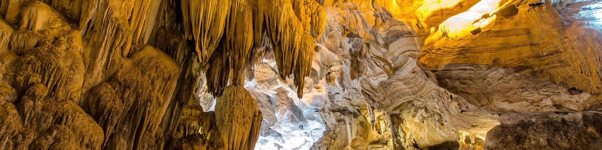 Caverna com estalactites e estalagmites.