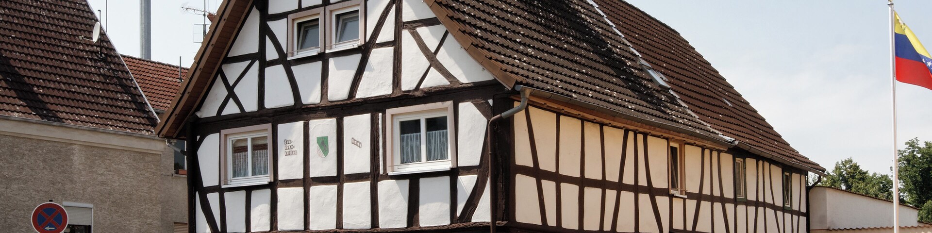 Fachwerk-Doppelhaus aus dem späten 18. Jahrhundert in Froschhausen, einem Stadtteil von Seligenstadt (Hessen).