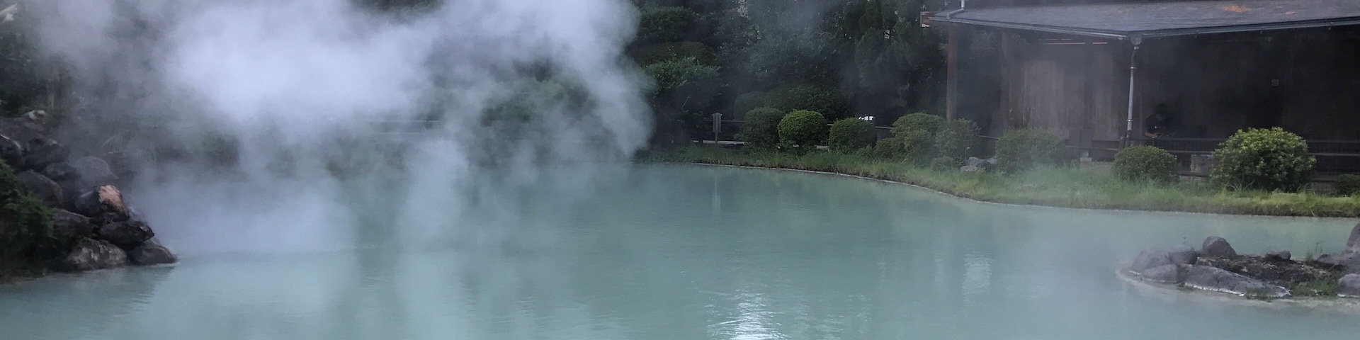 湯煙を上げる白池地獄