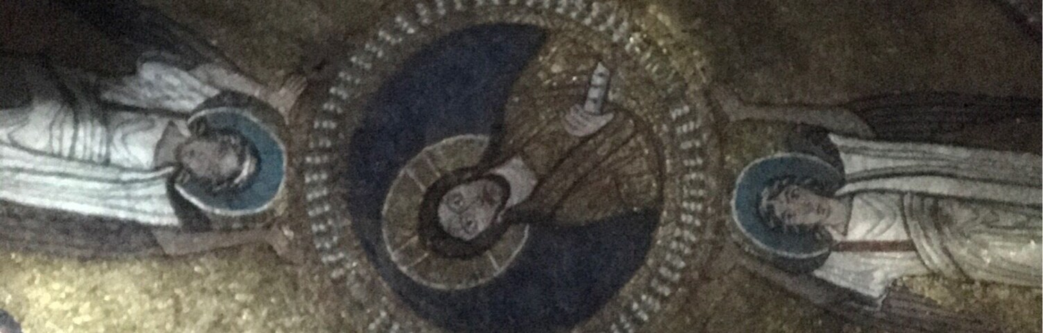 Teto com frescos elaborados e detalhes arquitetônicos.