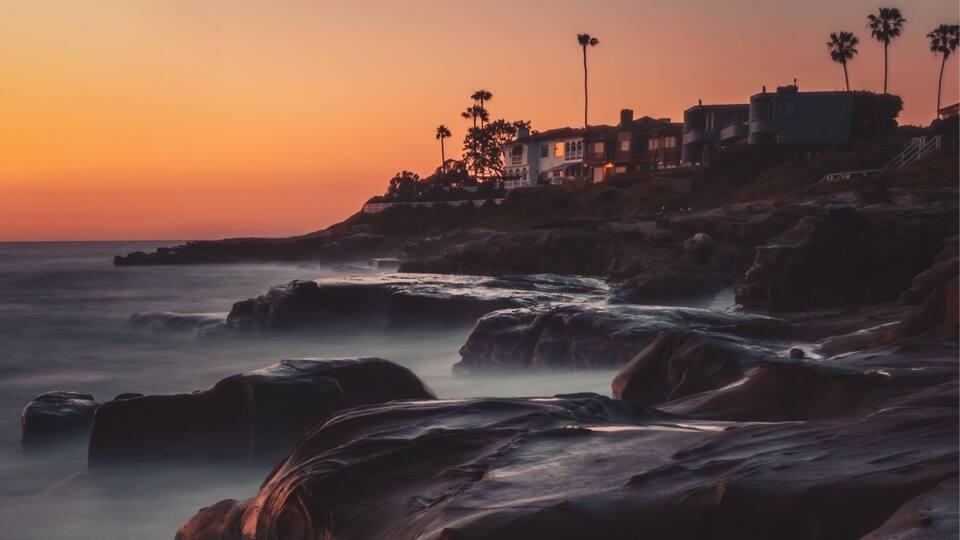 For our first sunset shoot in San Diego we headed to Windansea Beach in La Jolla. The crashing waves were a lot less serene than this smoothed out long exposure makes it seem. There’s a lot to love about Southern California (especially all the healthy restaurants and laid back vibes!) and we hope to visit again soon.
