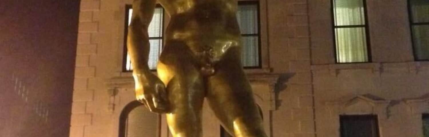 An enormous gold statue we came across down the street from the slugger museum. Seemed really out of place actually. It was almost as tall as the 4 storey building it was in front of.