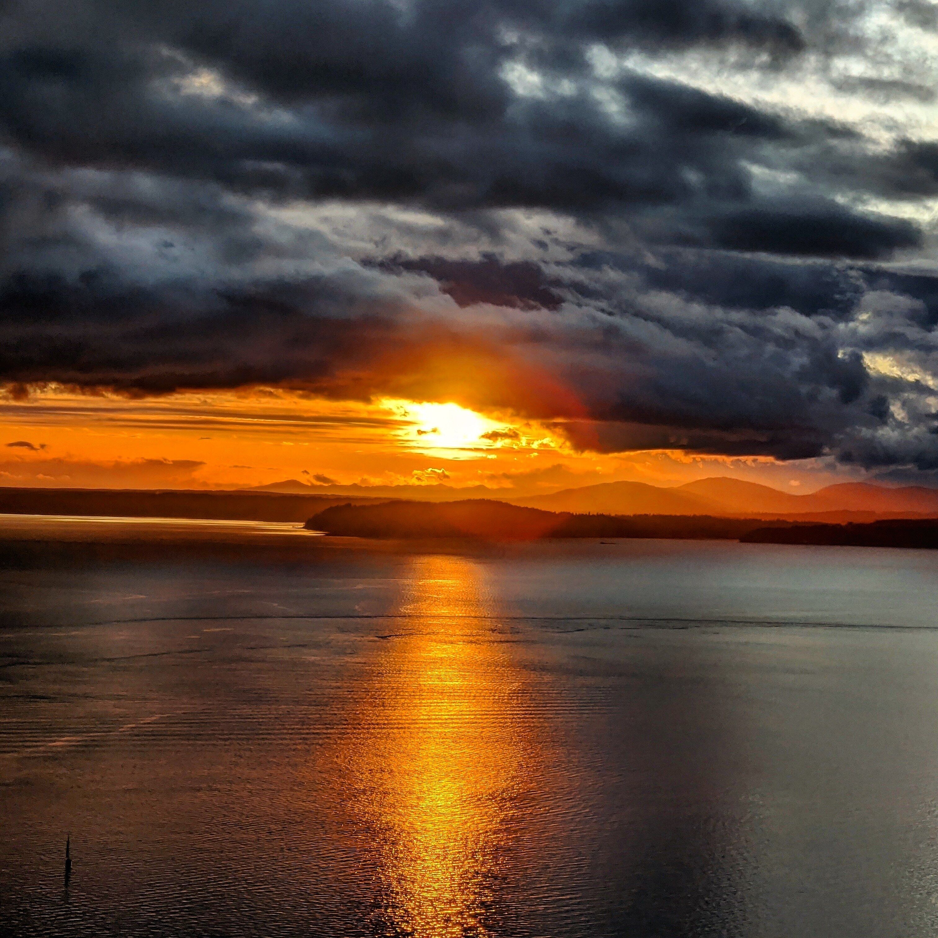 One of the epic sunsets I have seen, such a visual spectacle. Pacific Northwest has so many flavors to it.
.
.
.
.
#skyline #cityscape #seattle #spaceneedle #viewfromabove #shotfromabove #sunset_pics #sunsetlover #sunsetsofinstagram #pacificnorthwest #olympicpeninsula #sunsetoverwater #earthpix #ig_captures #ig_global_shotz #ig_city #instagram #googlepixel #shotonpixel #googlepixel4 #googlephotos #clouds #cloudscape #earthpix #lifeatexpedia #seattle_igers #lifeatexpediagroup #urbanjungle #teampixel