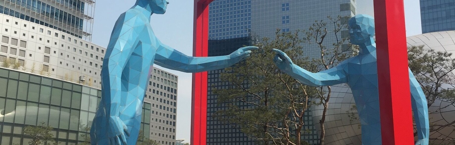 #LifeAtExpedia
#ManMadeMiracle
Is this transparent mirror?
No!
Look at the kid and mom passing through the frame!