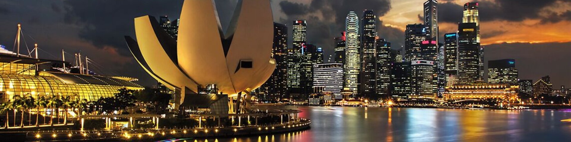 夜景, 海灣區 l Beautiful at Dusk *Corners of Singapore*
#Art Science Museum
#MBS
#Marina Bay Sands
#Singapore
#City
#Cityscape
#Landscape
#Night
#Sky
#Reflection
#Cloud
#Cloudscapes
#Helix Bridge
An overview scene of most beautiful spot in Singapore... iLOVEnature highly recommended this place to everyone especially at night time, please bring your love one or family here with camera standby 😊
Photo captured on Helix Bridge towards Bay Front, Art Science Museum and beautiful city of Singapore at dusk.
This photo is inside my Top 30 "Corners of Singapore" collection album, enjoy all😊😊
Our Home by Kit Chan ~ Enjoy!
https://www.youtube.com/watch?v=O7g-PUjbusQ";;;
Photo Licensed by iLOVEnature's Photography Inspiration l All rights reserved