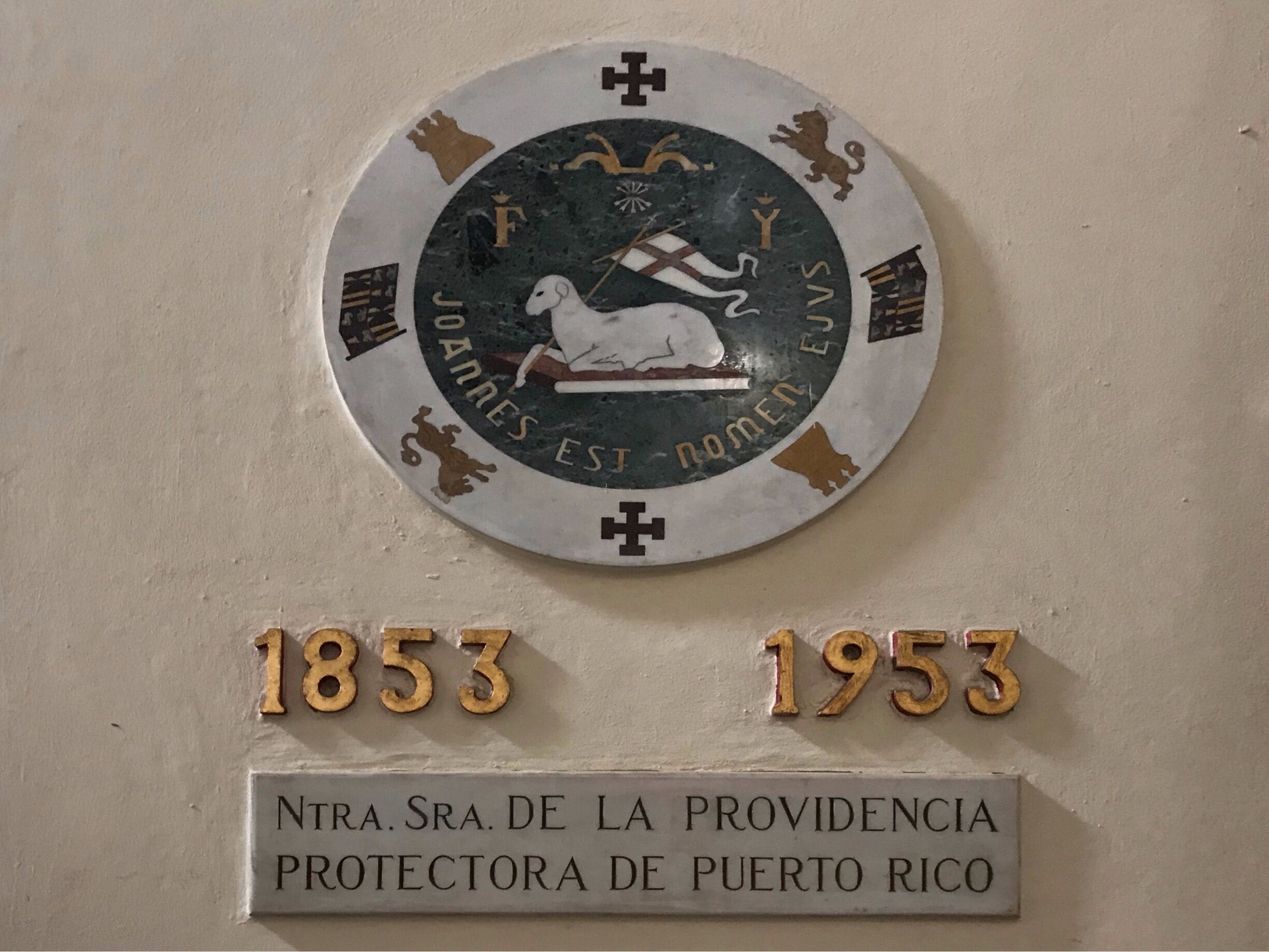 #SanJuan #PuertoRico #cathedral
A simplicidade exterior desta catedral contrasta com o seu belo interior. Data da primeira metade do século XVI e é considerada a catedral mais velha dos Estados Unidos e a segunda mais velha das Américas. No seu interior tem, entre outras relíquias, o túmulo do explorador espanhol e primeiro governador de Porto Rico, Juan Ponce de León.
The exterior simplicity of this cathedral contrasts with its beautiful interior. It dates from the first half of the 16th century and is considered the oldest cathedral in the United States and the second oldest in the Americas. Inside it has, among other relics, the tomb of the Spanish explorer and first governor of Puerto Rico, Juan Ponce de León.