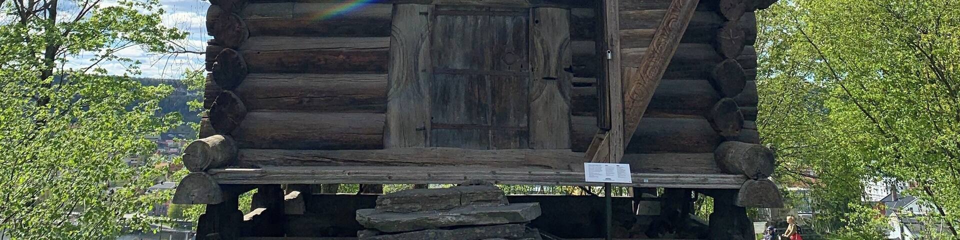 This medieval loft was originally from Sauherad in the 20th century. It was relocated to Lognvik Farm at Øyfjell, Vinje. Many lofts were also relocated here. All are medieval lofts from the 19th-20th century.