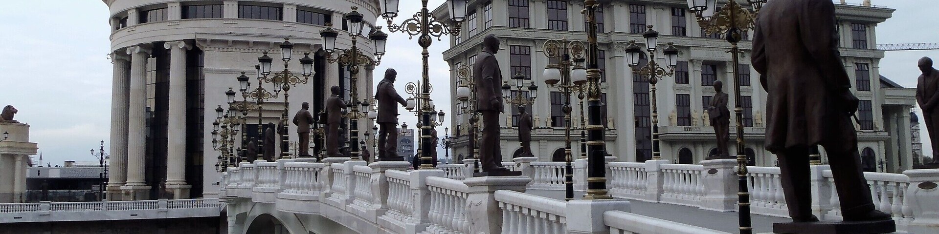 Uma ponte com estátuas e elegantes candelabros de rua.