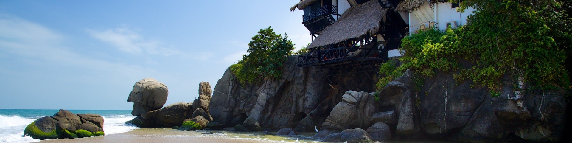 Santa Marta caracterizando uma casa, litoral rochoso e uma praia