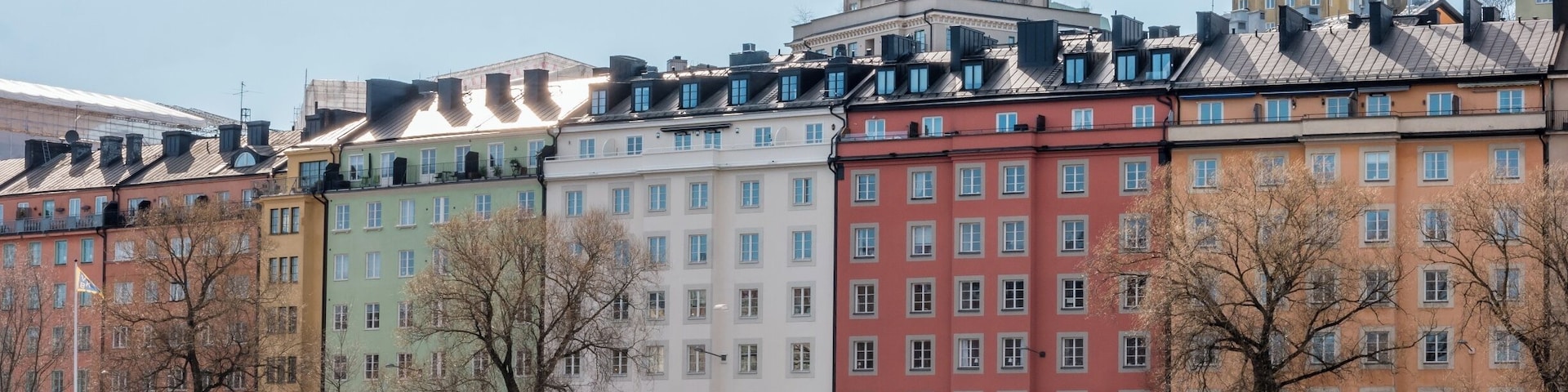 Karlbergskanalen is surrounded by trees and green spaces. Much of the character of the northern shore is dependent of the park of the nearby Karlberg Palace and the recreational space surrounding it.