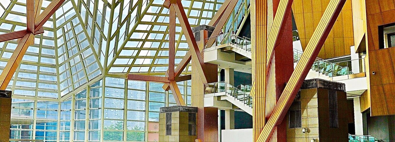 Shenzhen Concert Hall (深圳音樂廳) is one of the most important symbolic cultural architectures in Shenzhen, Guangdong, China. It’s designed by Arata Isozaki, a famous Japanese avant-grade architect, and the most impressive thing inside is the #Golden Tree Foyer.
#Shenzhen #China #ConcertHall #architecture