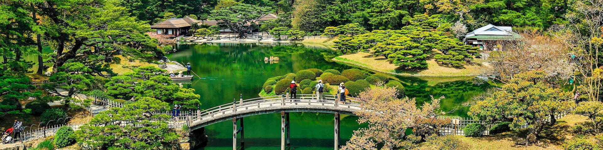 A beautiful garden in Takamatsu and is worth travel in Spring and Autumn. Apart from Sakura, you may see such a greenish picture in spring.