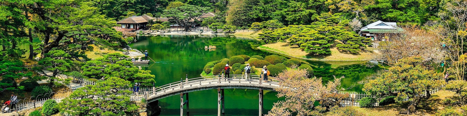 A beautiful garden in Takamatsu and is worth travel in Spring and Autumn. Apart from Sakura, you may see such a greenish picture in spring.