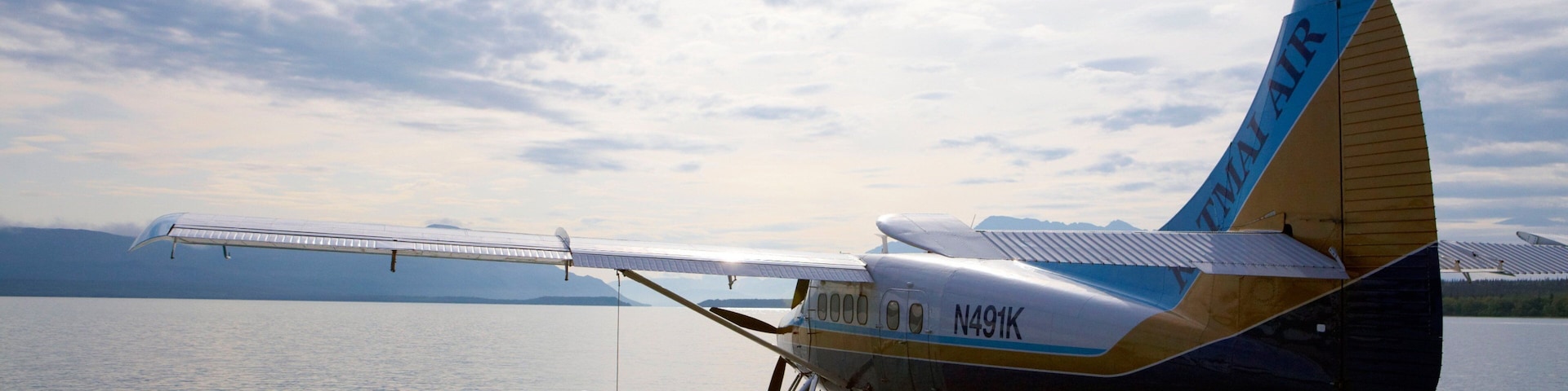 Um hidroavião com a identificação N491K estacionado em um lago.