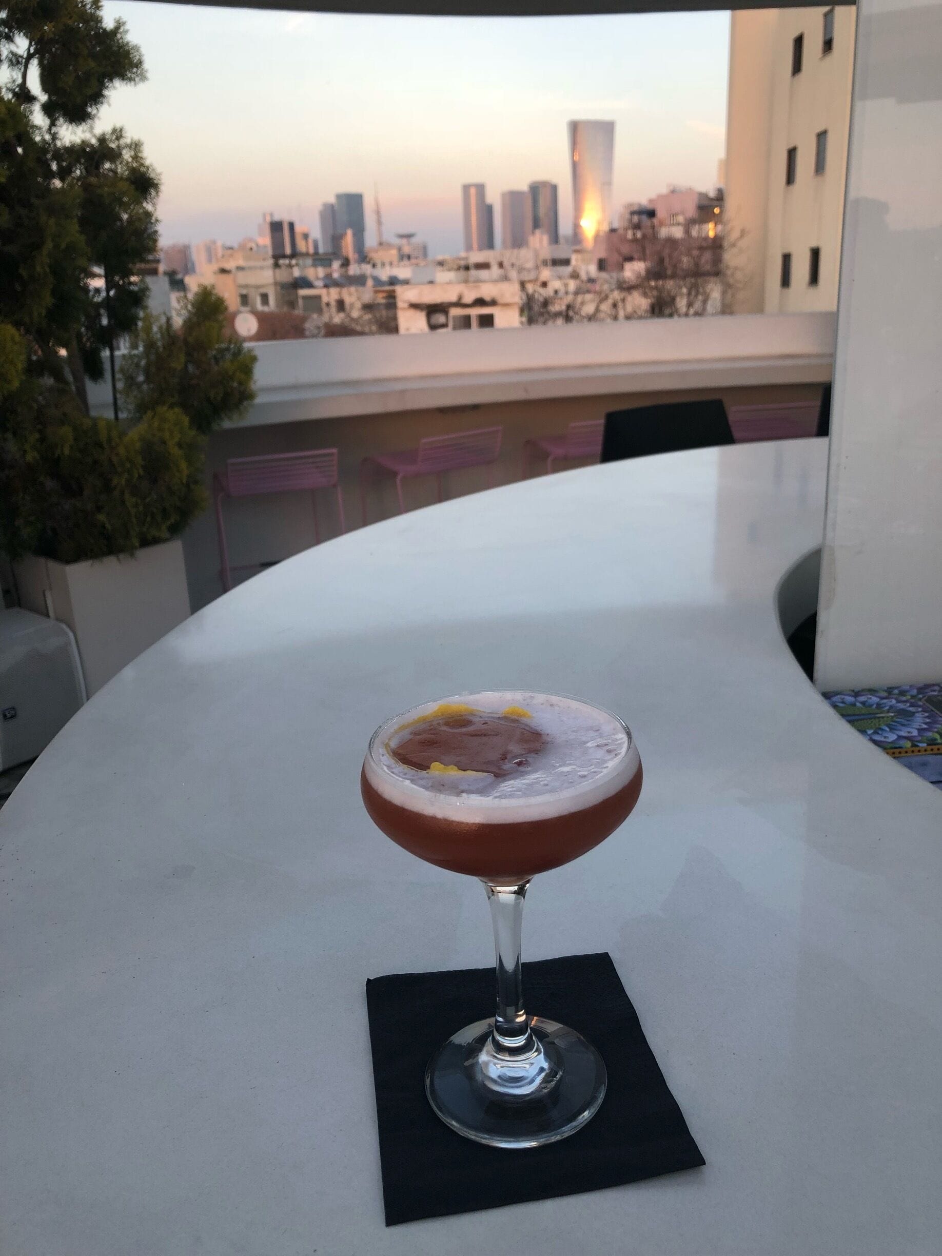 Visit this amazing rooftop in Tel Aviv and drink a good cocktail: the Poli house hotel 
Enjoy
