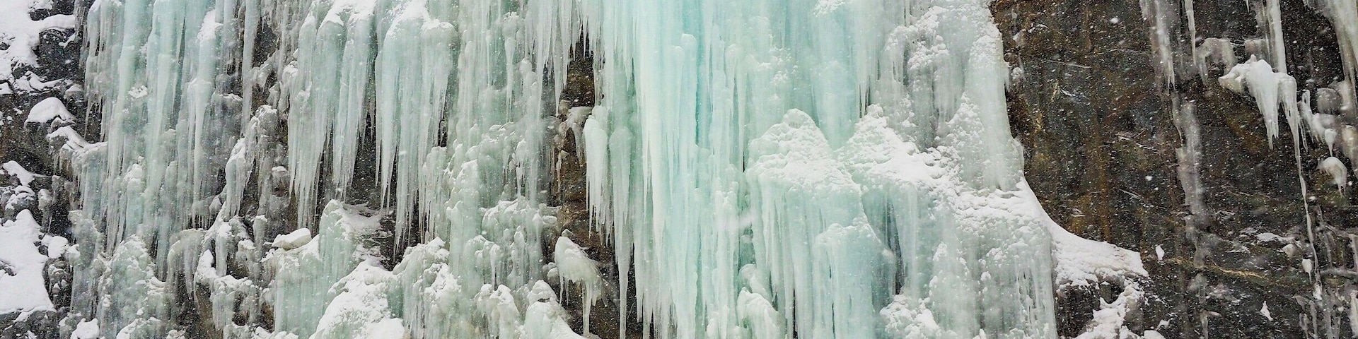During Norway's winter months, you can find roadside attractions like this frozen "waterfall"! This one was spotted on the road from Alta to Kåfjord.