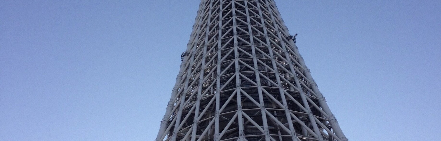 Go up to the sky of Tokyo at 450 meters tall. Then, you see the amazing miniature Tokyo below your eyes as well as huge vista of blue sky.
Speaking of a impression of tower design, I felt the Tokyo Skytree urbanized and cool, compared to heart-warming for the Tokyo Tower.
#Blue