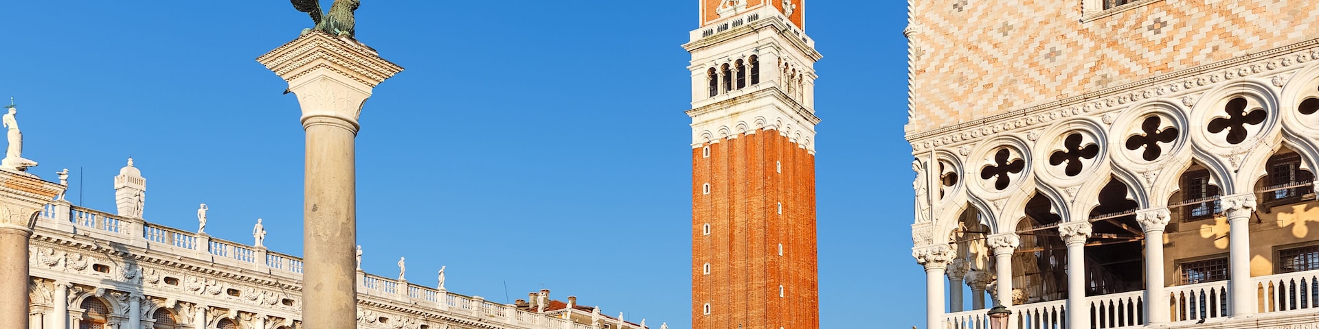 A Praça de São Marcos em Veneza, com o Campanário de São Marcos, o Palácio Ducal e o campanário da Basílica de Santa Maria della Salute.